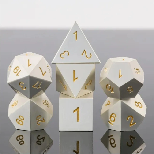 A Role Playing Dice Set Metallic - Matt silver med gula siffror